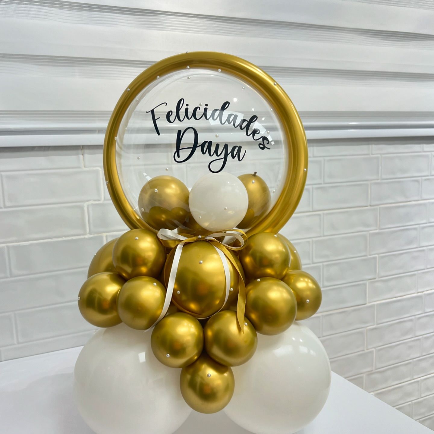 Centro De Mesa Mediano Dorado Con Blanco Balloons By Pam